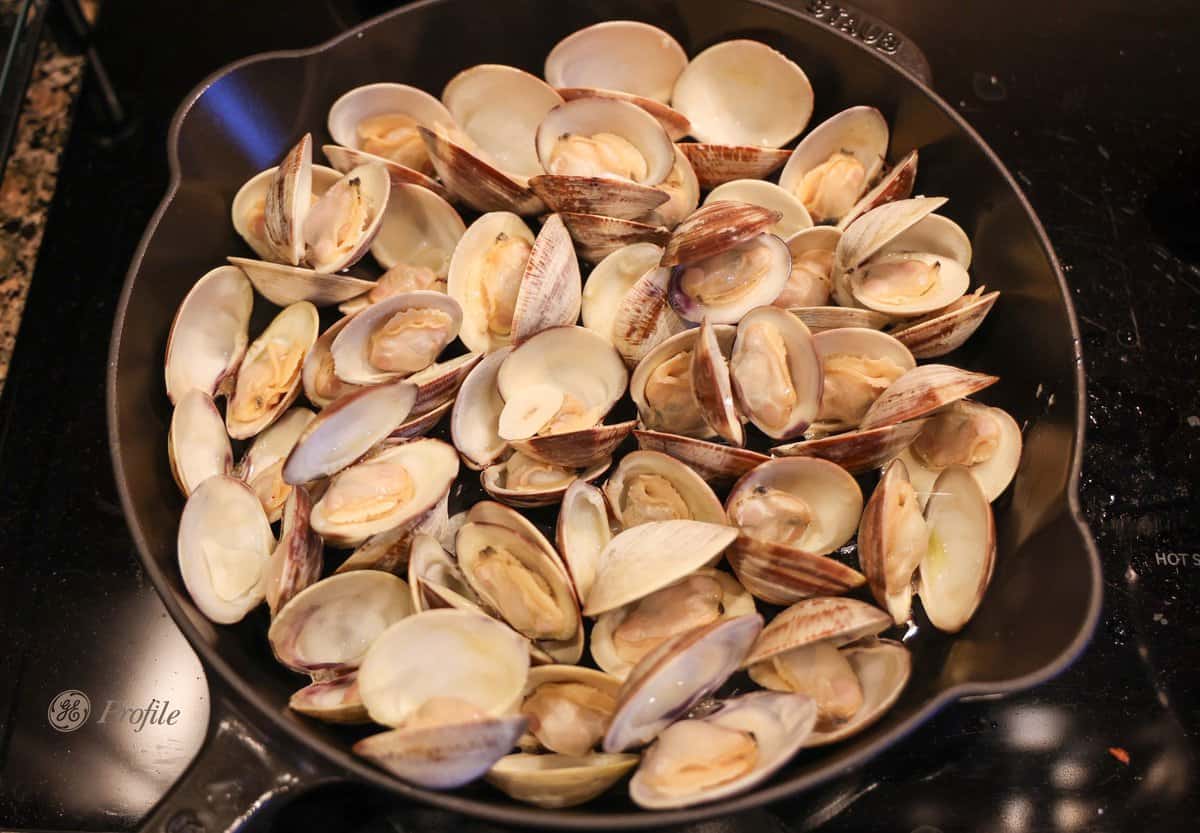Portuguese Clams - Amêijoas á Bulhão Pato - Girl With The Iron Cast